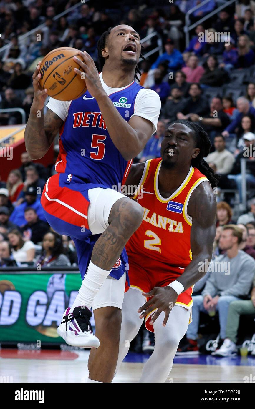 Detroit Pistons forward Ronald Holland II (5) goes to the basket past ...