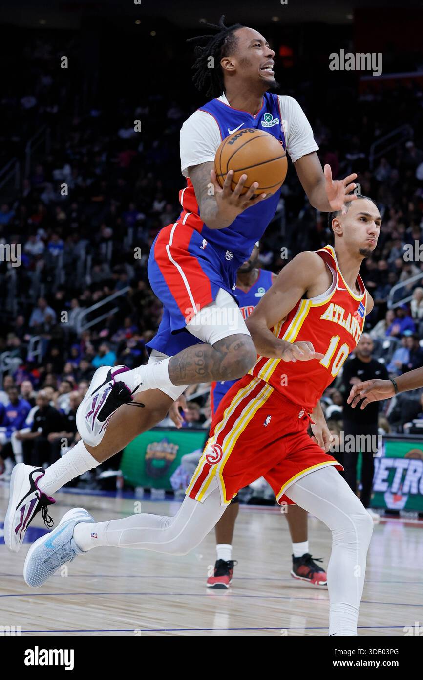 Detroit Pistons forward Ronald Holland II, left, goes to the basket ...