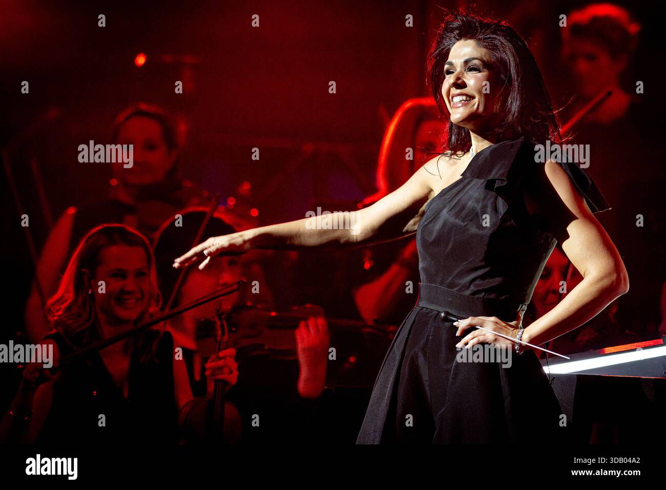 02.12.2025, Dirigentin Alexandra Arrieche, im Hintergrund Mitglieder ...