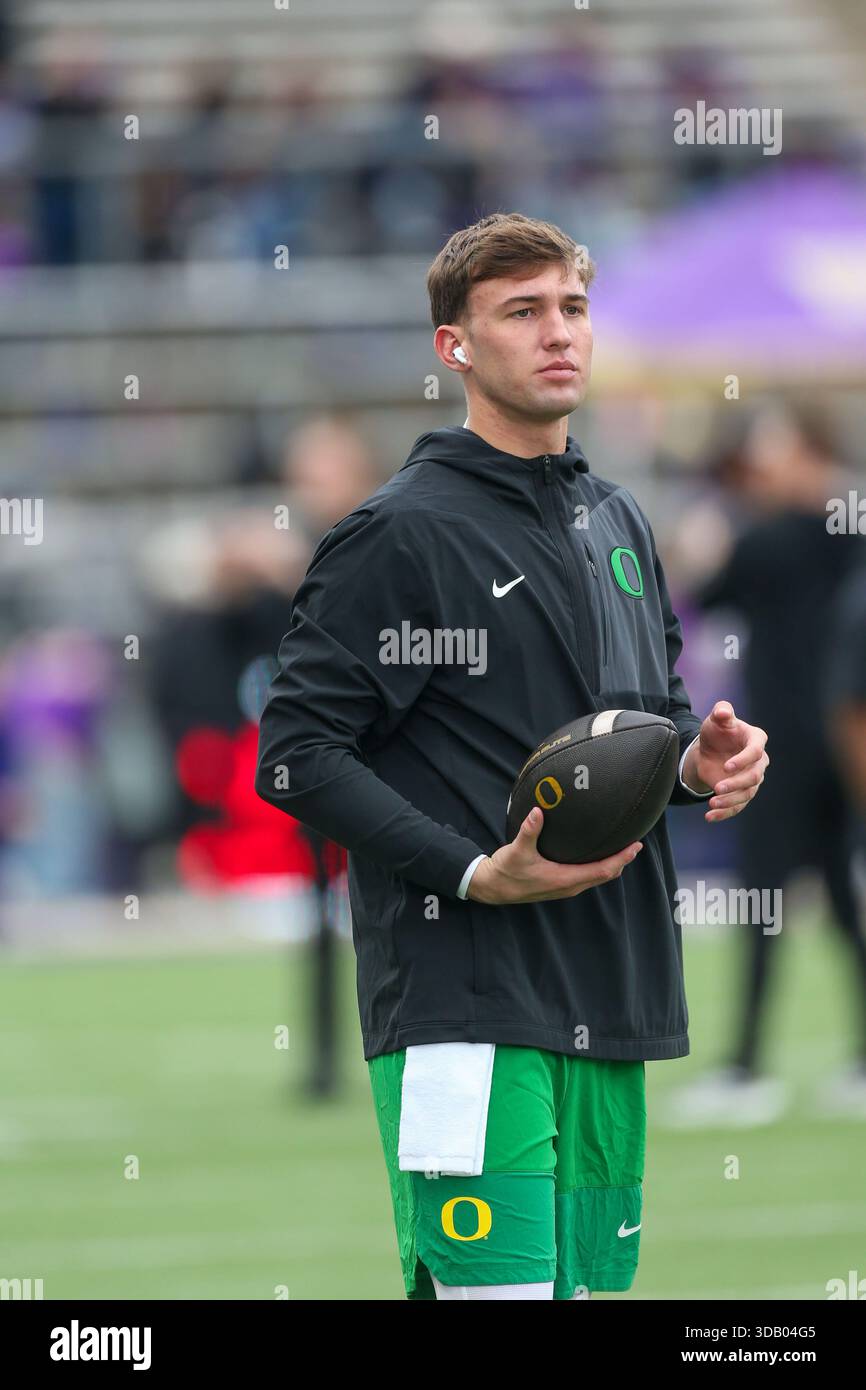 SEATTLE, WA - NOVEMBER 29: Oregon (QB) #16 Austin Novosad warms up ...