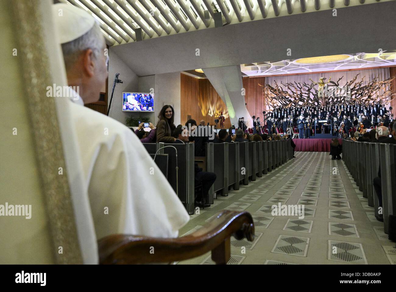 In the presence of Pope Leo XIV, Maestro Riccardo Muti conducts ...