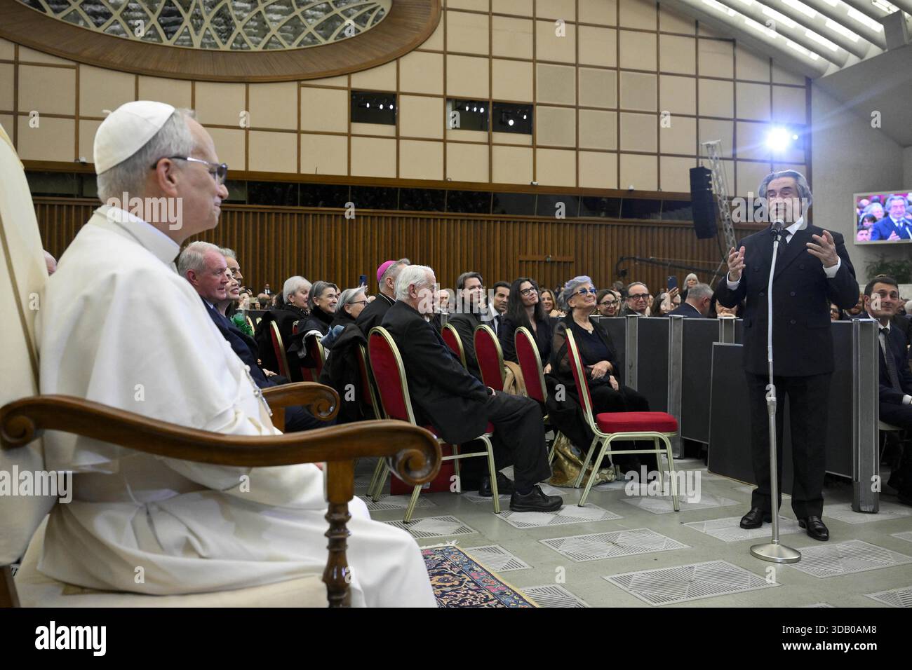 In the presence of Pope Leo XIV, Maestro Riccardo Muti conducts ...
