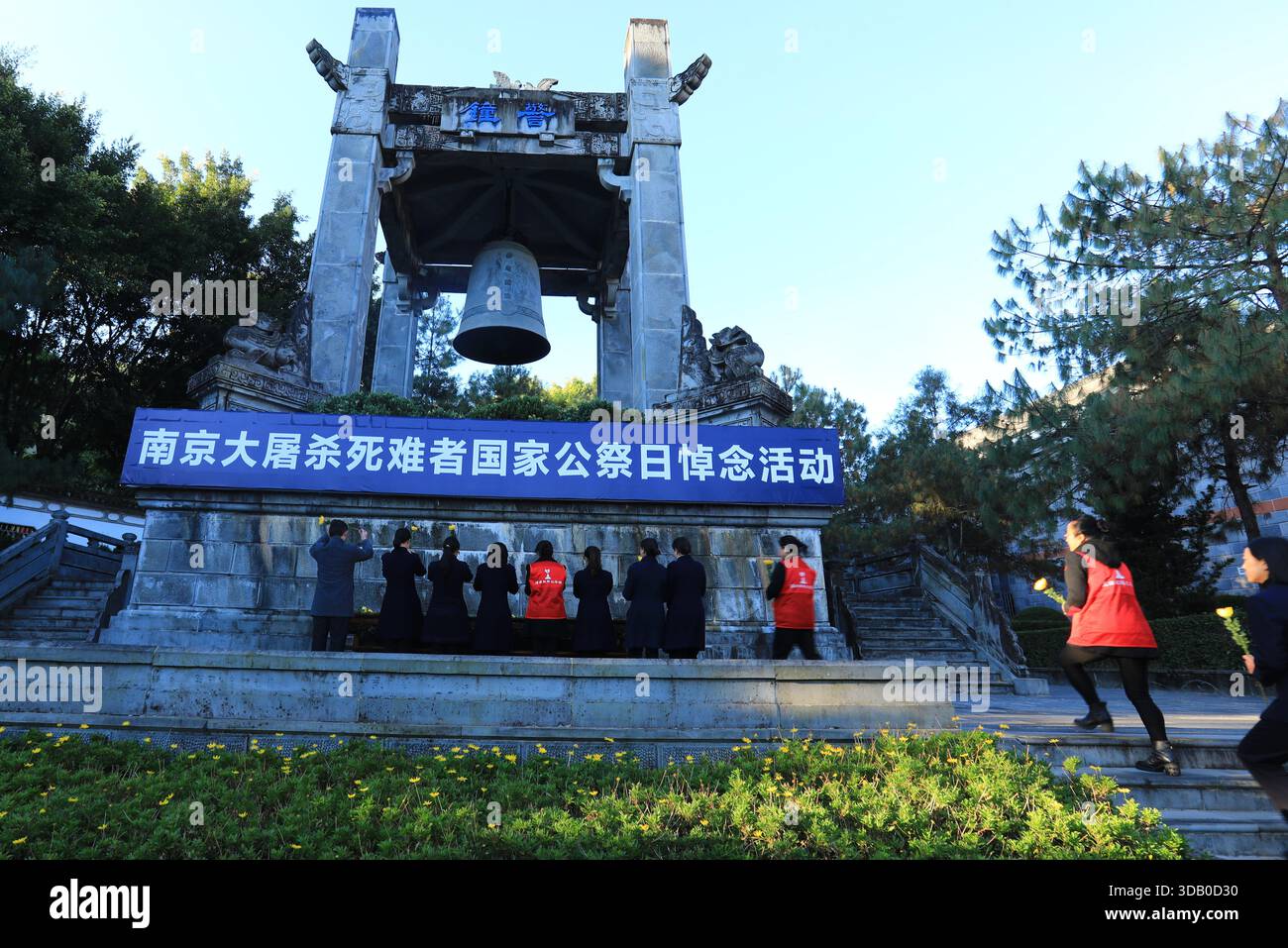(251213) -- BEIJING, Dec. 13, 2025 (Xinhua) -- People pay tributes to ...