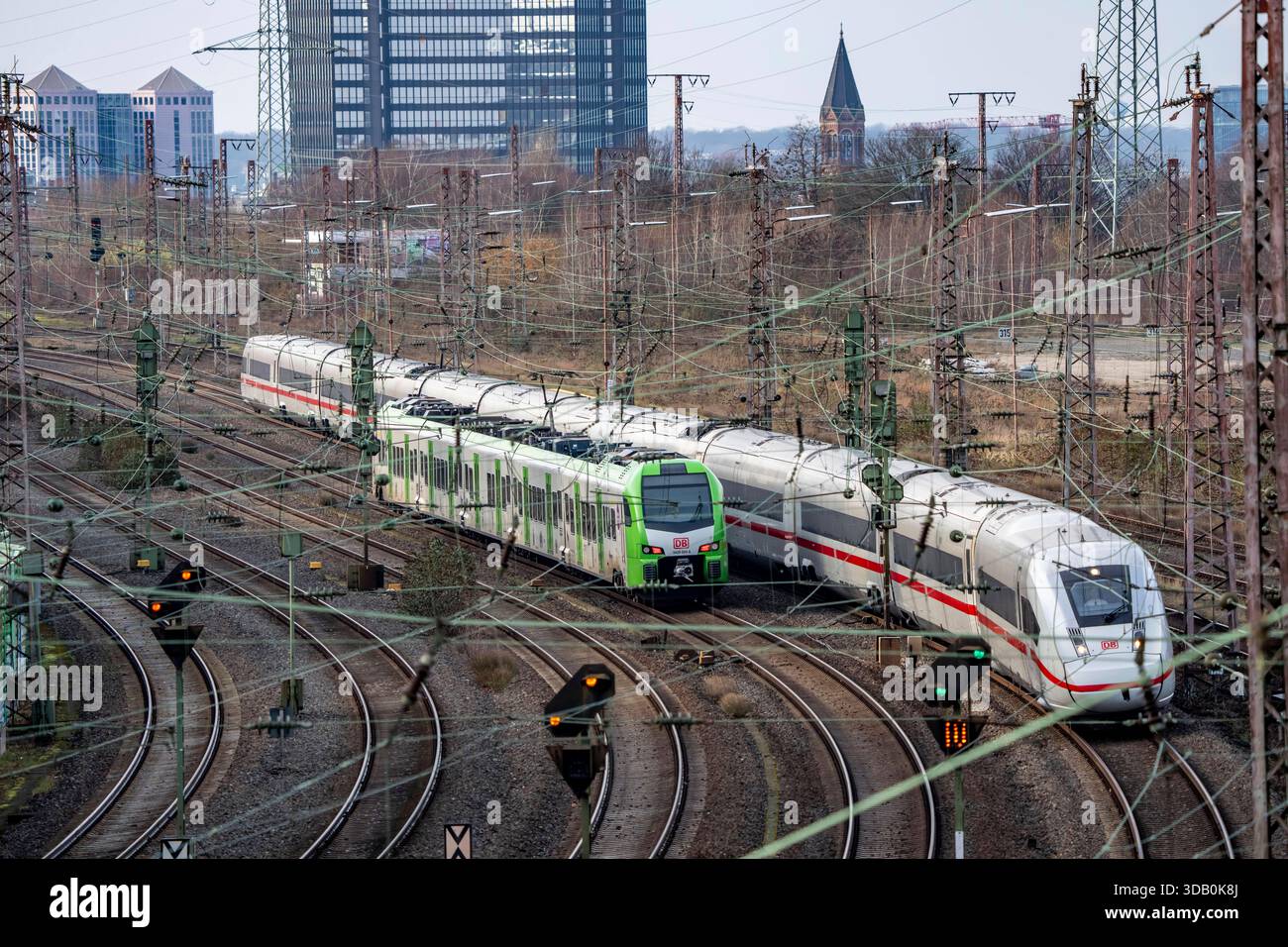 ICE Zug und S-Bahn auf der Strecke östlich, vor dem Hauptbahnhof von ...