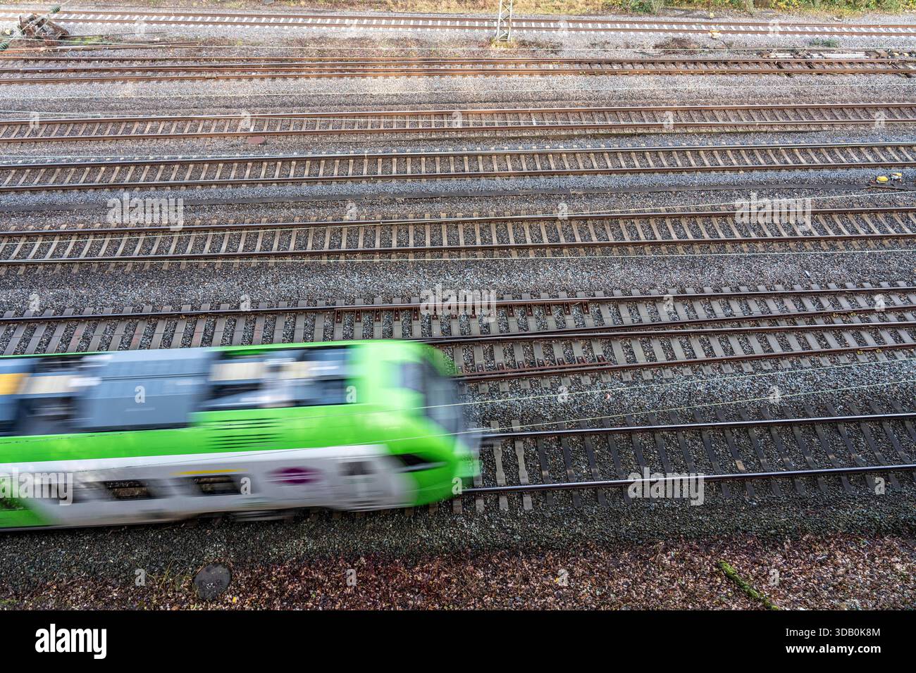 S-Bahn Zug auf der Strecke östlich, vor dem Hauptbahnhof von Essen ...