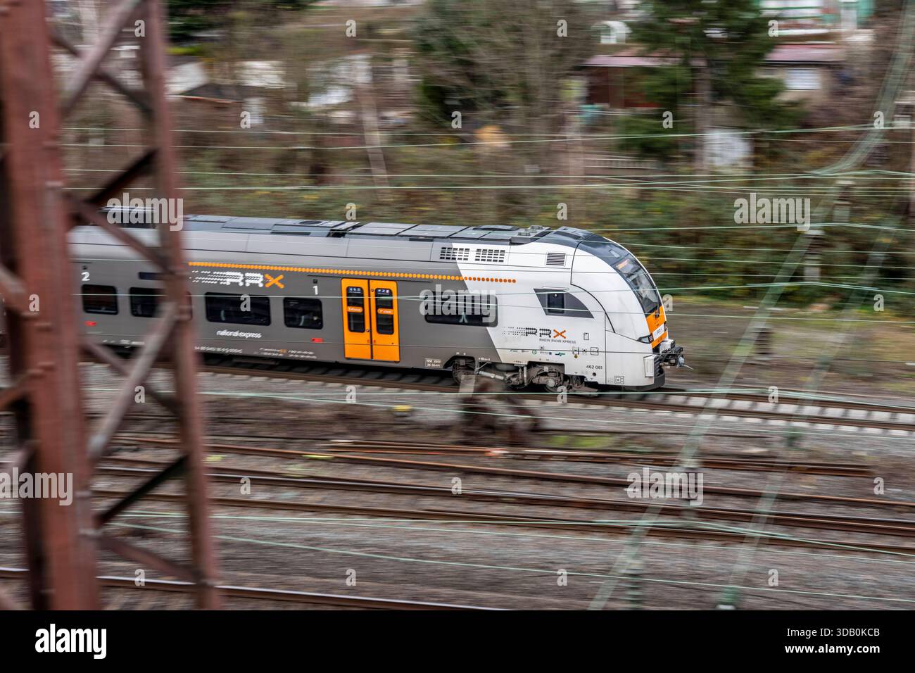 RRX, Rhein-Ruhr-Express, Regionalverkehr, auf der Strecke östlich, vor ...