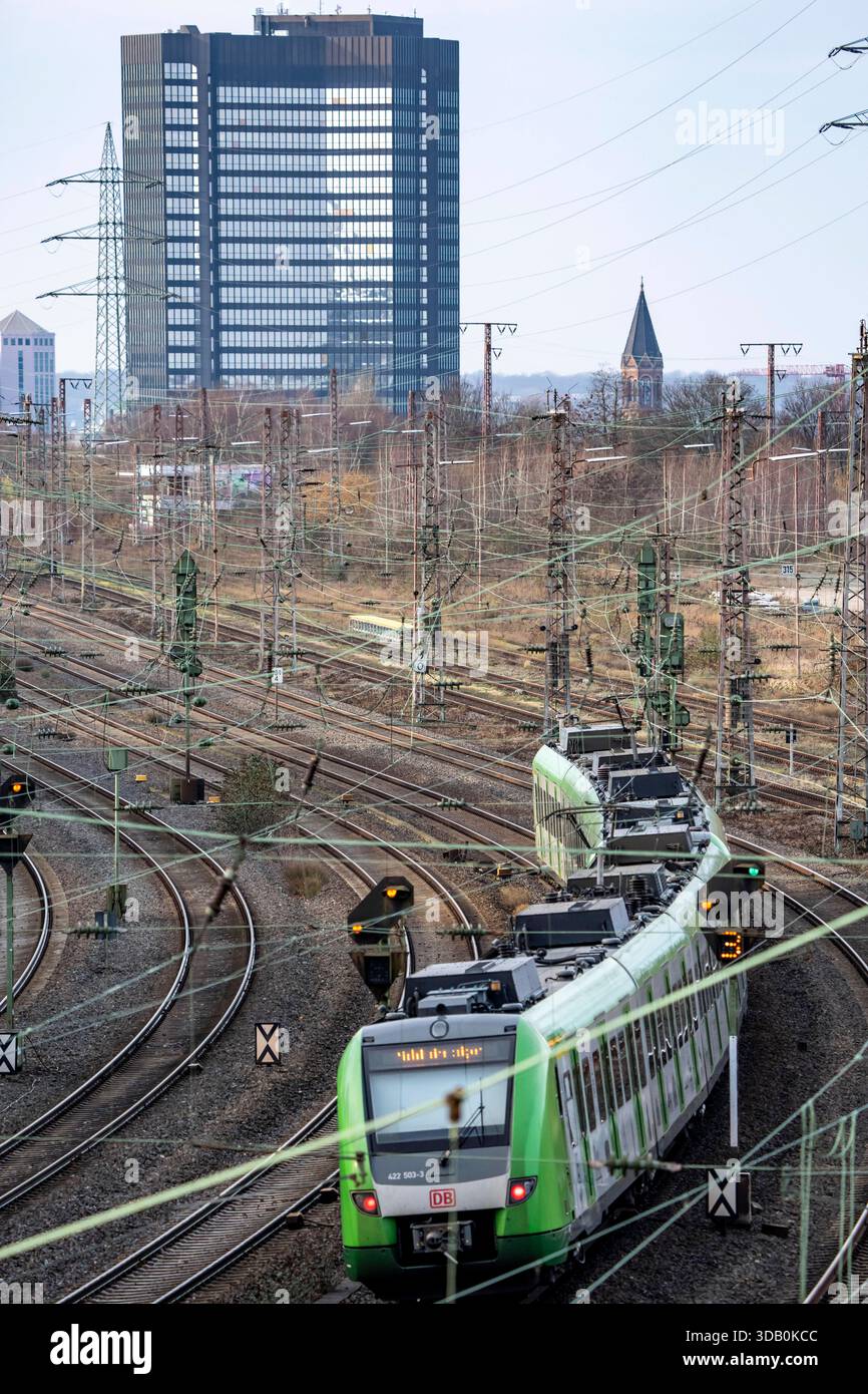 S-Bahn Zug auf der Strecke östlich, vor dem Hauptbahnhof von Essen ...