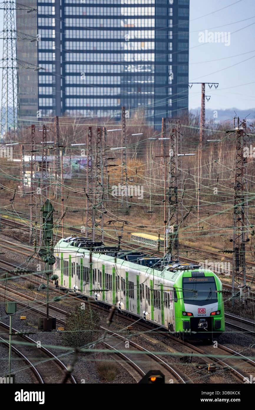S-Bahn Zug auf der Strecke östlich, vor dem Hauptbahnhof von Essen ...
