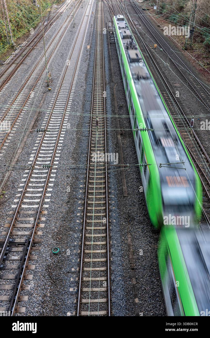 S-Bahn Zug auf der Strecke östlich, vor dem Hauptbahnhof von Essen ...