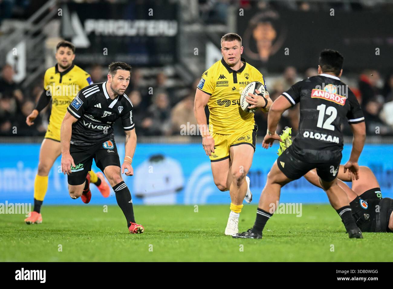 Joseph Wadman of Carcassonne and John Cooney of Brive during the Pro D2 ...