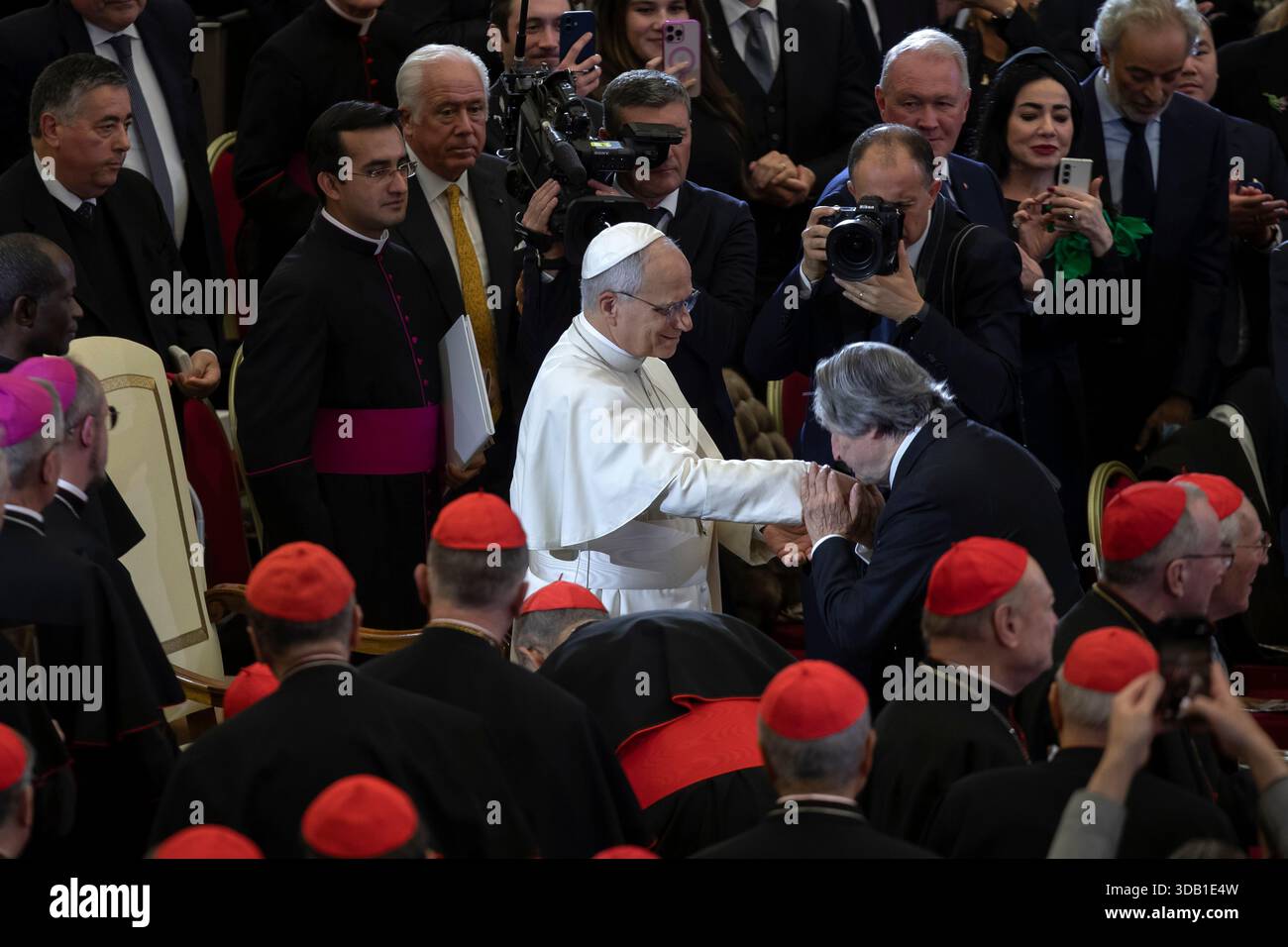 Maestro Riccardo Muti greets Pope Leo XVI at the end of a Christmas ...