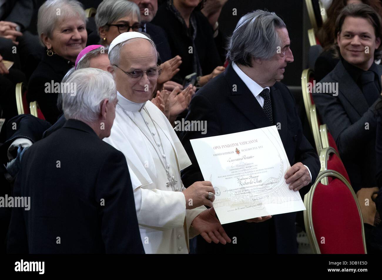 Maestro Riccardo Muti receives the 2025 "Ratzinger Prize" from Pope Leo ...