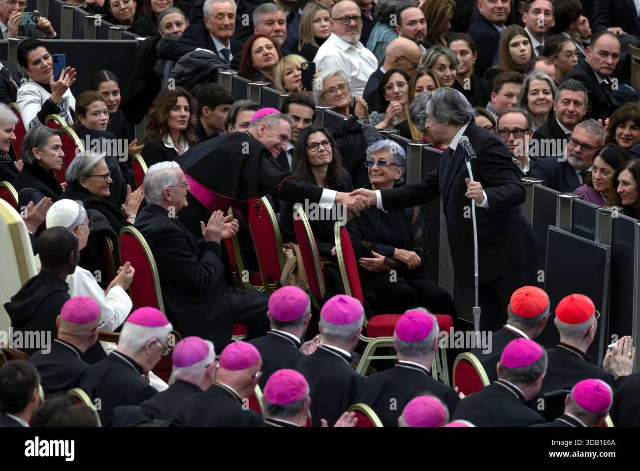 Maestro Riccardo Muti shakes hands with Monsignor Georg Gänswein ...