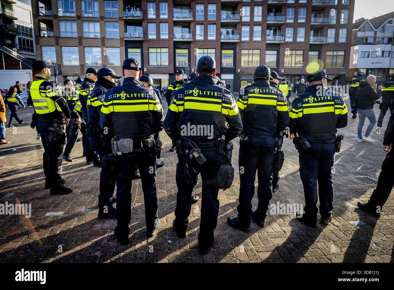 PAPENDRECHT - Police officers at work during a visit by Geert Wilders ...
