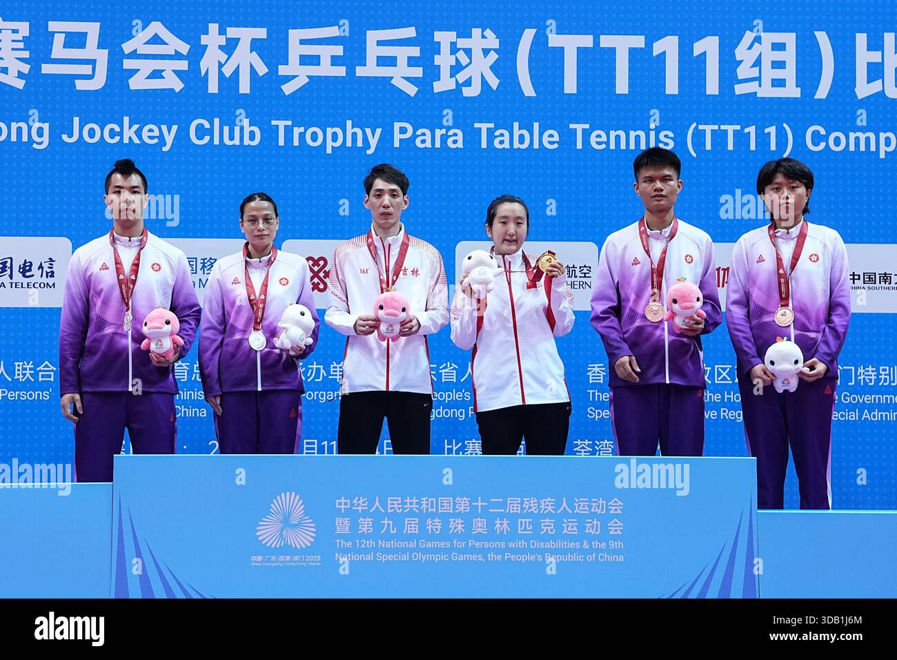 (251213) -- HONG KONG, Dec. 13, 2025 (Xinhua) -- Gold medalists Wang Bo ...