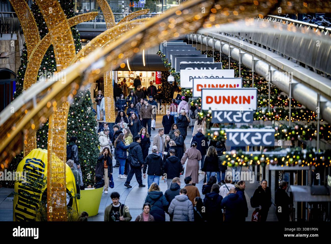 ROTTERDAM - Shoppers in the Koopgoot shopping arcade in Rotterdam's ...