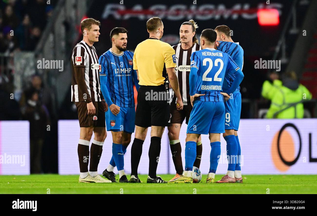 from left: Eric Smith (St. Pauli) after red card, Marnon Busch (Heidenheim), referee Soeren ...