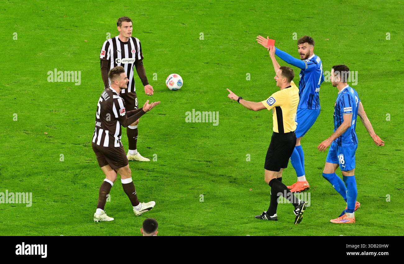 From left: Hauke Wahl, Eric Smith (St. Pauli, red card), referee Soeren ...