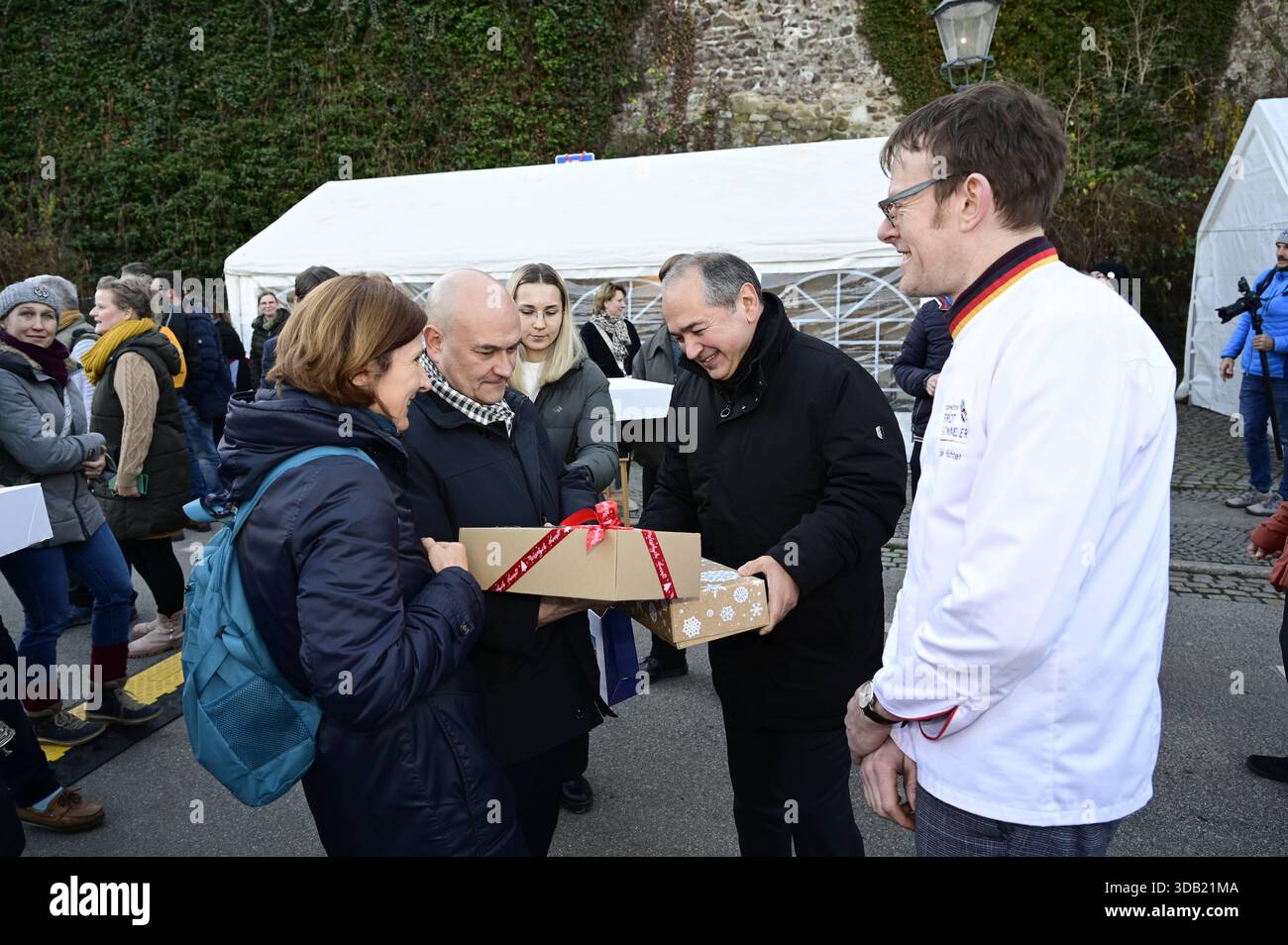 Im Bild: Rafal Gronicz, Octavian Ursu, Stefan Richter. Der Zgorzelecer Bürgermeister übergibt an ...
