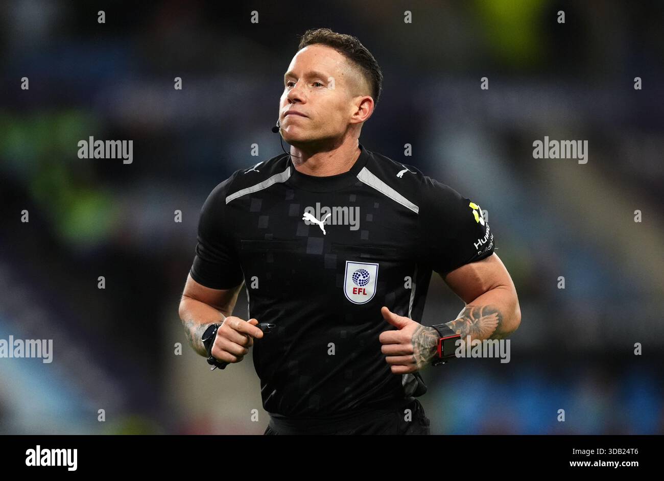 Referee Stephen Martin during the Sky Bet Championship match at the ...