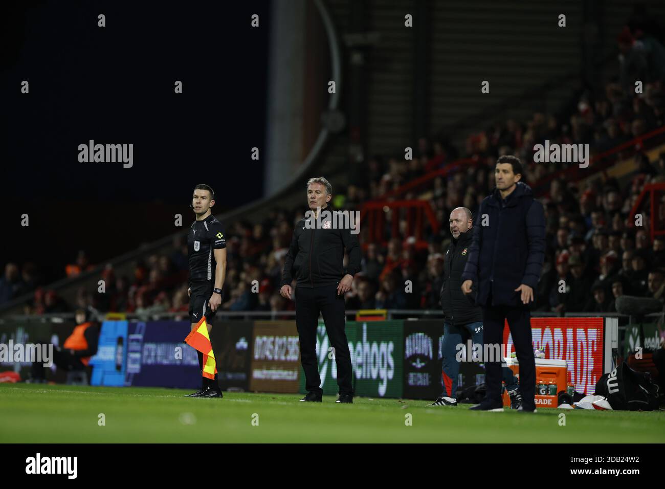 Wrexham manager Phil Parkinson (centre) and Watford's head coach Javi ...