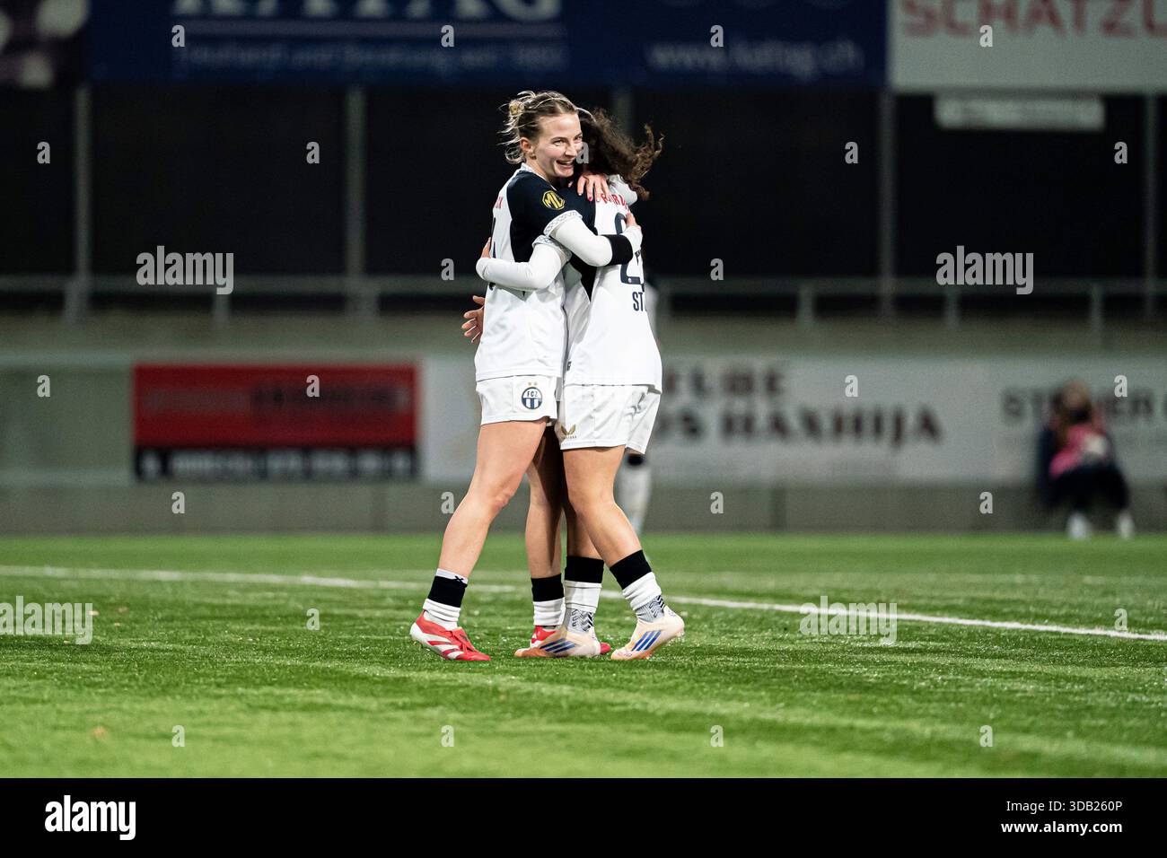Nevia Stoob (28 FC Zurich), right, and Kim Dubs (24 FC Zurich), left ...