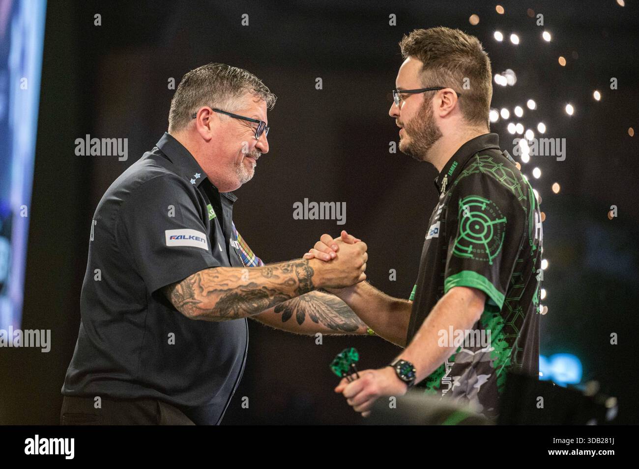 Adam hunt darts hi-res stock photography and images - Alamy