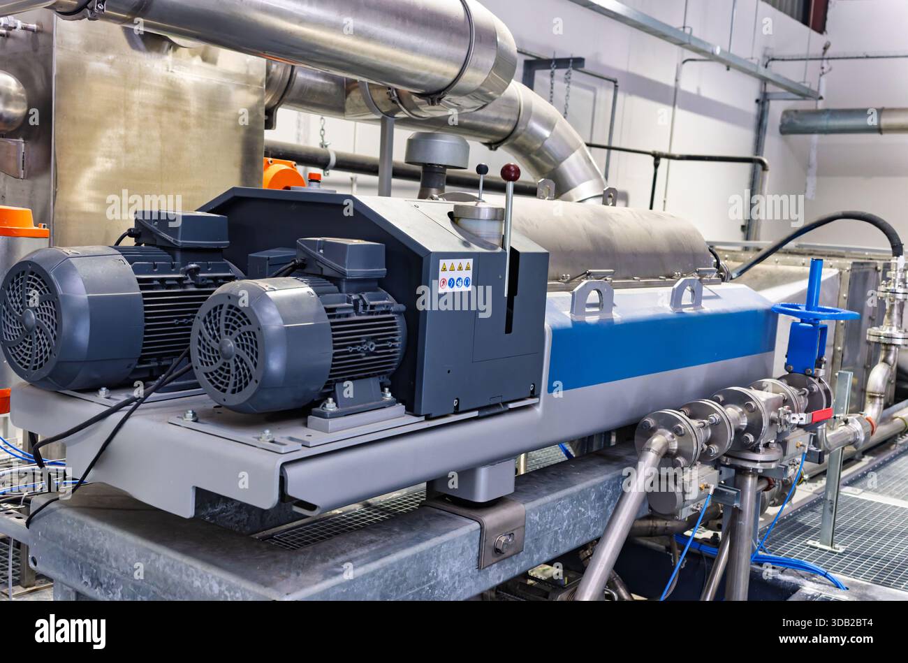 decanter centrifuge industrial machine that separates solid materials ...