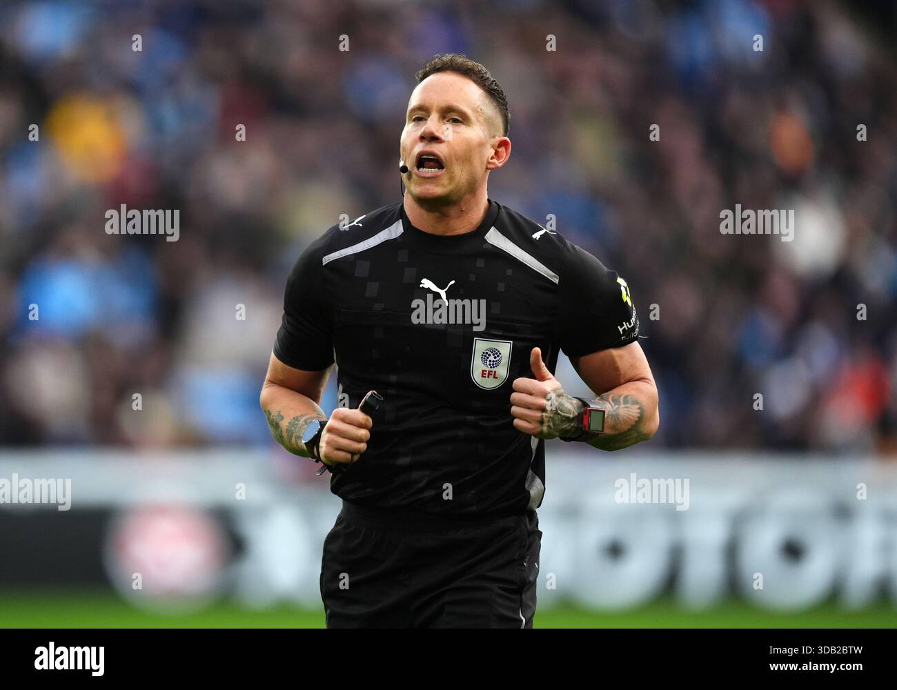 Referee Stephen Martin during the Sky Bet Championship match at the ...