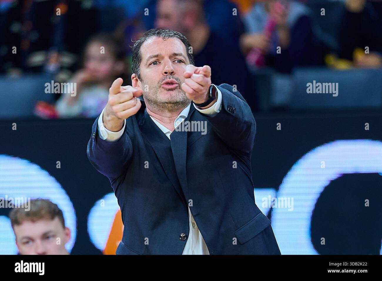 Ty Harrelson (ratiopharm ulm, Head Coach) gestikuliert, zeigt an GER ...