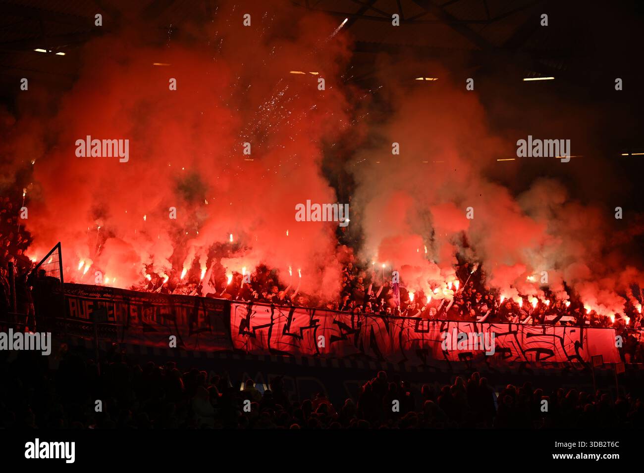 13 December 2025, Lower Saxony, Hanover: Soccer: Bundesliga 2, Hannover ...