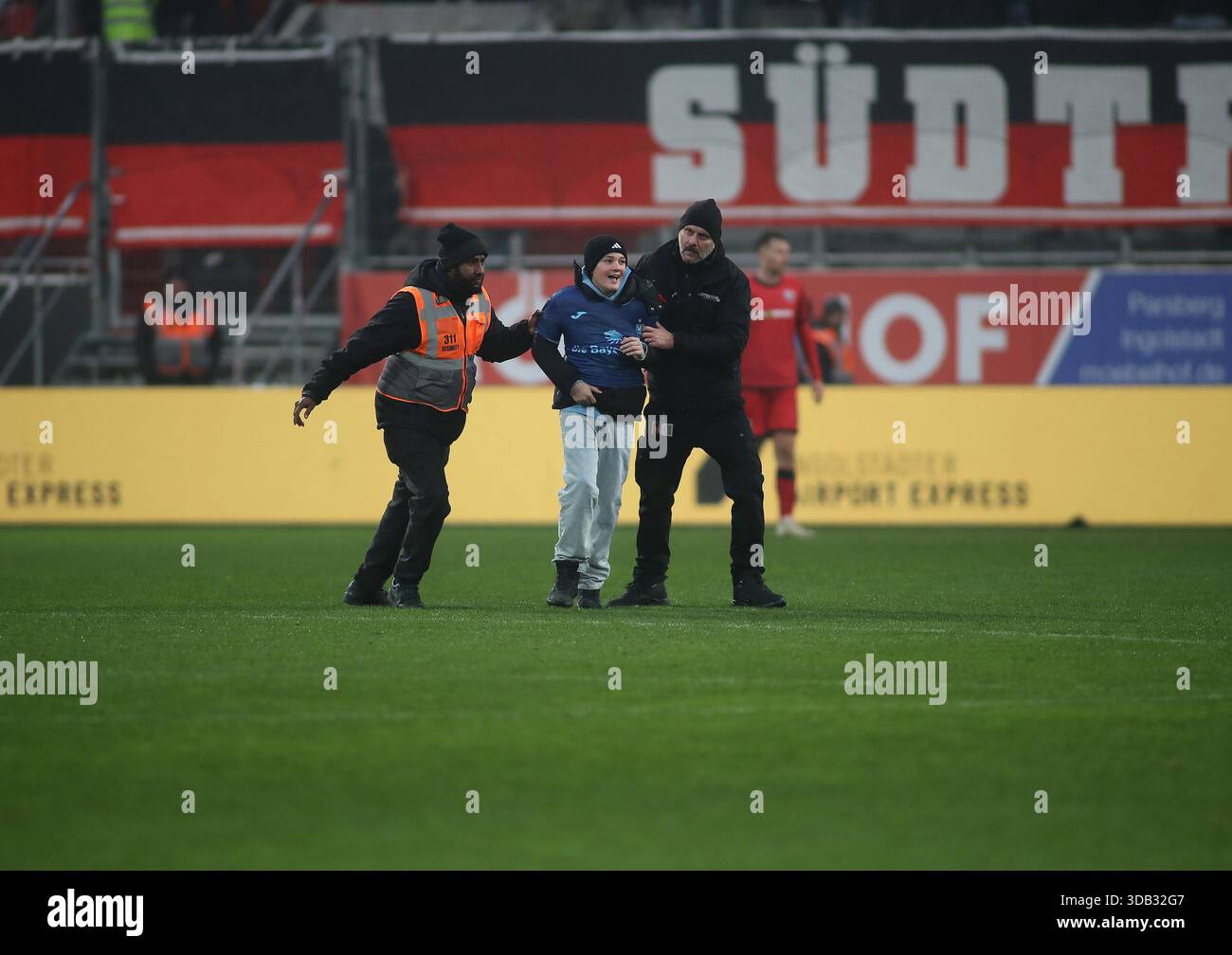 Wird hier von zwei ordnern abgeführt hi-res stock photography and ...