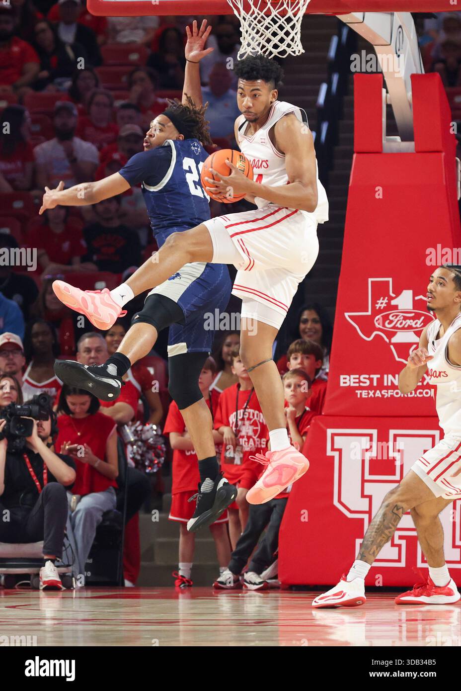 HOUSTON, TX - DECEMBER 13: Houston Cougars forward Chase McCarty (24 ...