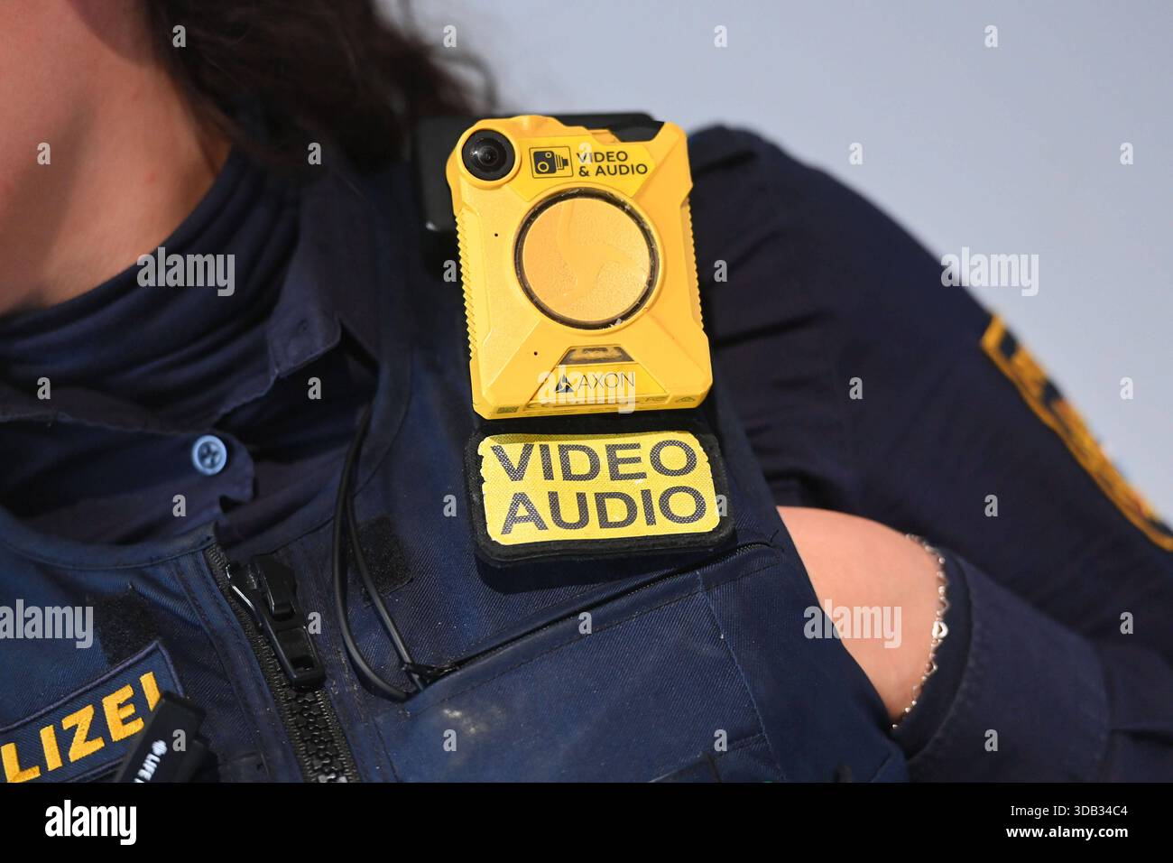 Randmotiv:Koerperkamera,Body Cam. an einer Polizei Uniform. AUDIO VIDEO ...