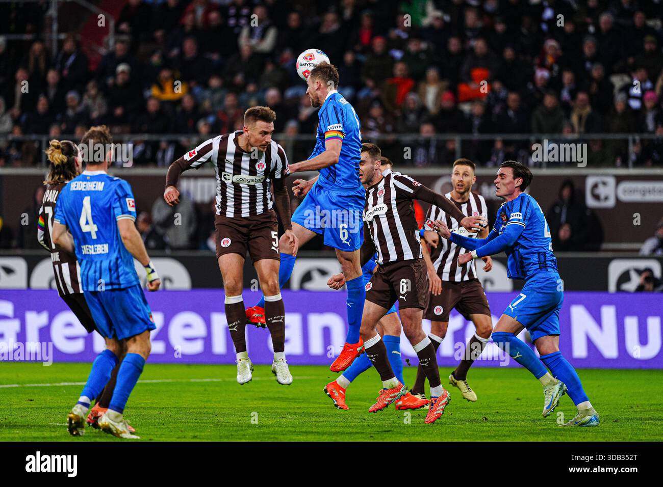 Kopfballduell/Luftzweikampf Hauke Wahl (FC St. Pauli, #05), Patrick Mainka (1. FC Heidenheim ...