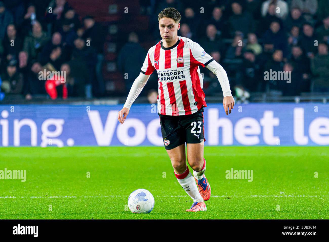 Joey Veerman of PSV Eindhoven runs with the ball during the Dutch ...