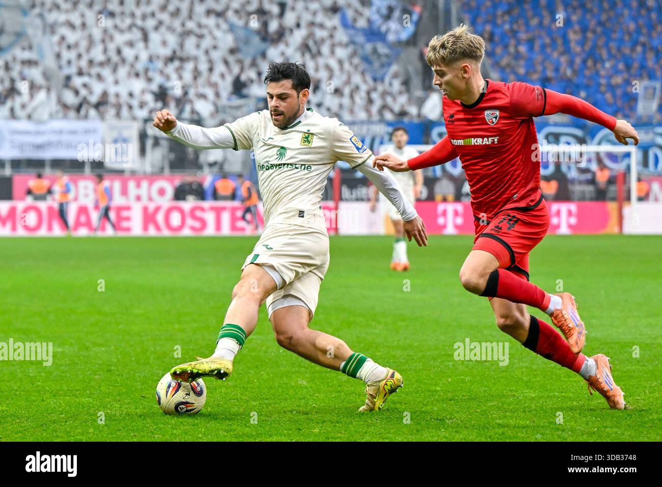 from left: Kevin Volland (TSV 1860, 31) Max Plath (FC Ingolstadt, 14 ...