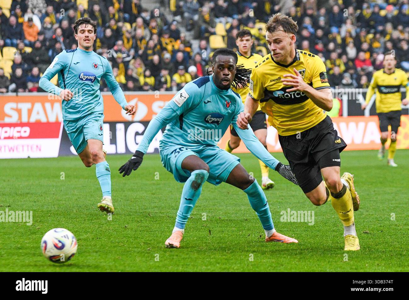 from left: Yannick Aime Tonye (Victoria Köln, 30), Mika Schroers ...
