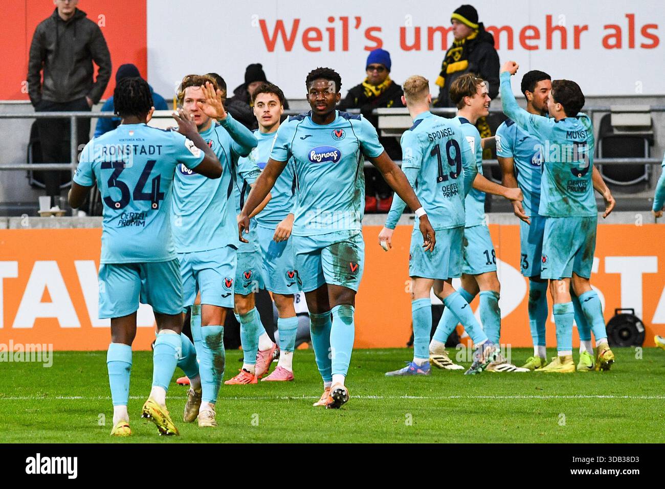 The players of Viktoria Cologne celebrate the goal to 0:3 by Benjamin ...