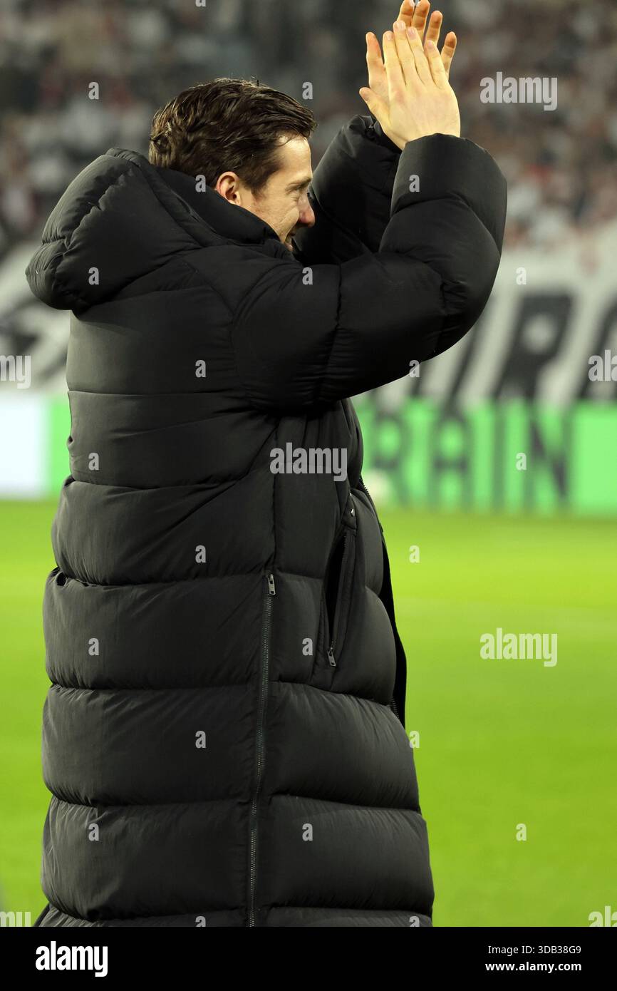 Michael Gregoritsch (Freiburg) bei seiner Verabschiedung v or dem Spiel ...