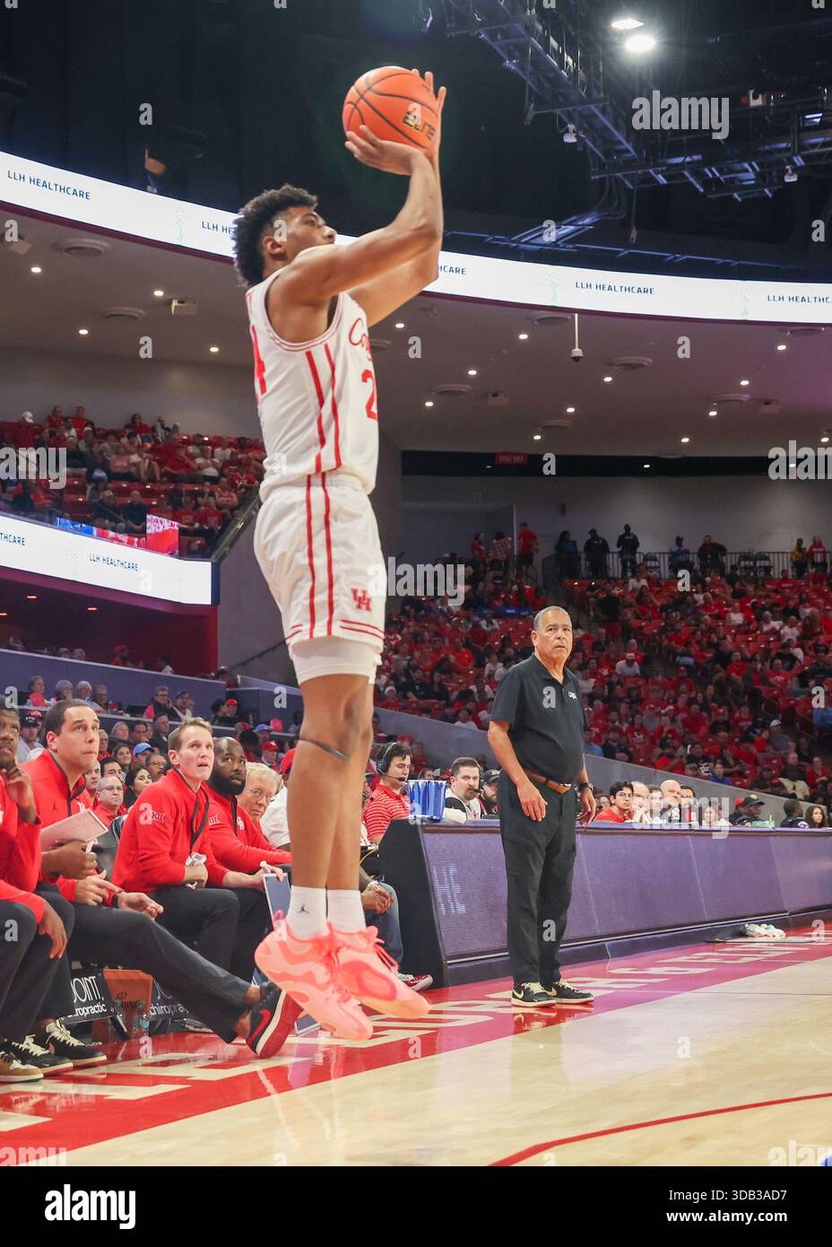 HOUSTON, TX - DECEMBER 13: Houston Cougars forward Chase McCarty (24 ...