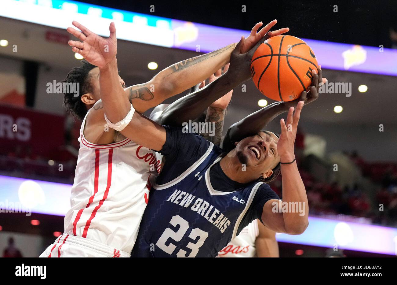 Houston guard Ramon Walker Jr., left, battles for a rebound against New ...