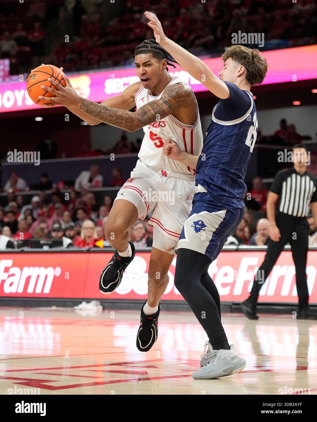Houston center Chris Cenac Jr. (5) looks to pass the ball against New ...