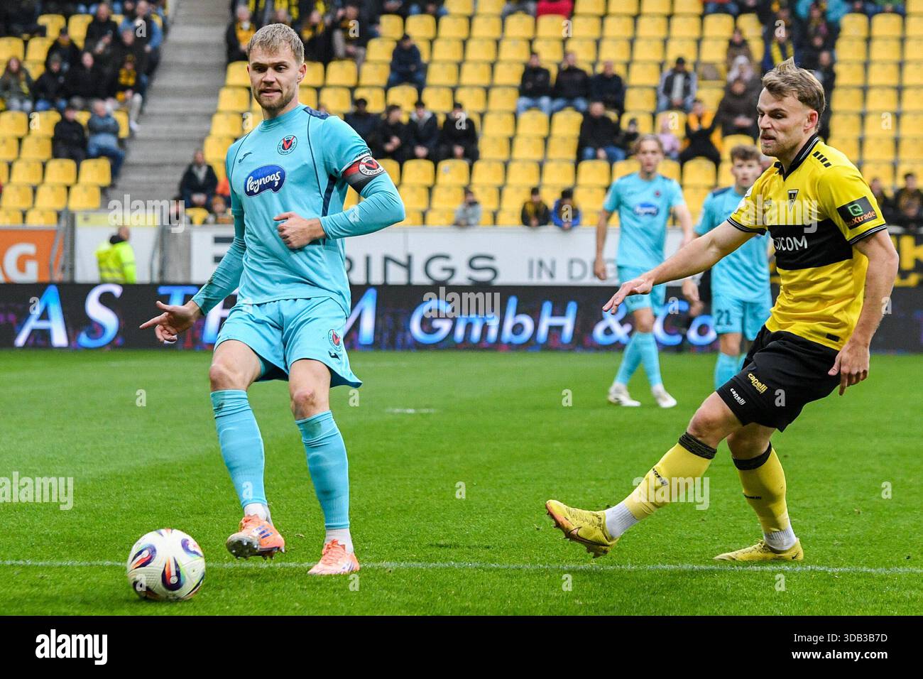 from left: Lars Dietz (Victoria Köln, 2), Mika Schroers (Alemannia ...