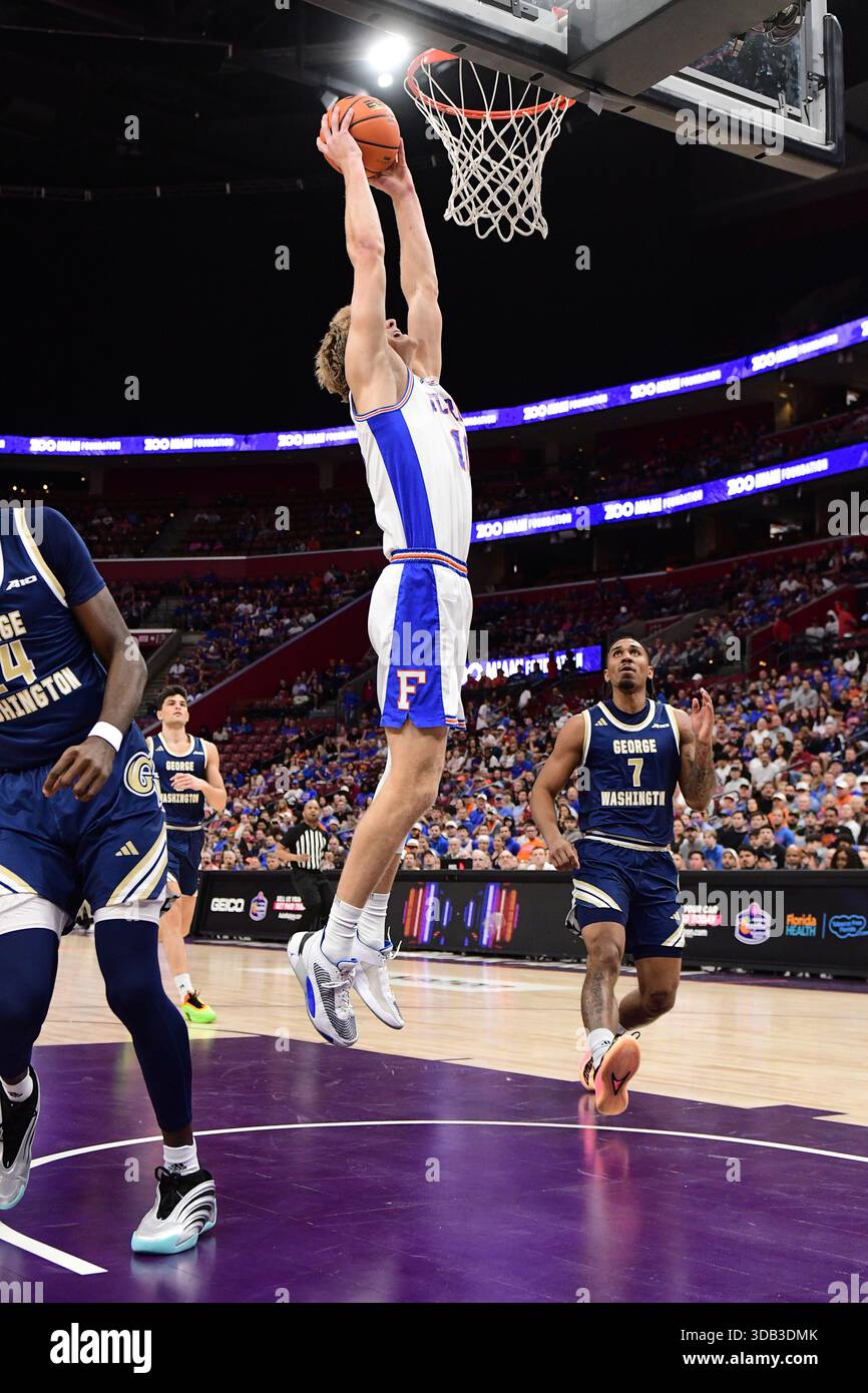 Florida Forward Thomas Haugh (10) dunks the basketball during the ...