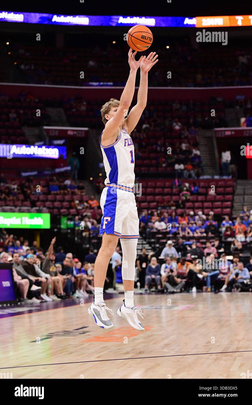 Florida Forward Thomas Haugh (10) shoot a three point attempt during ...