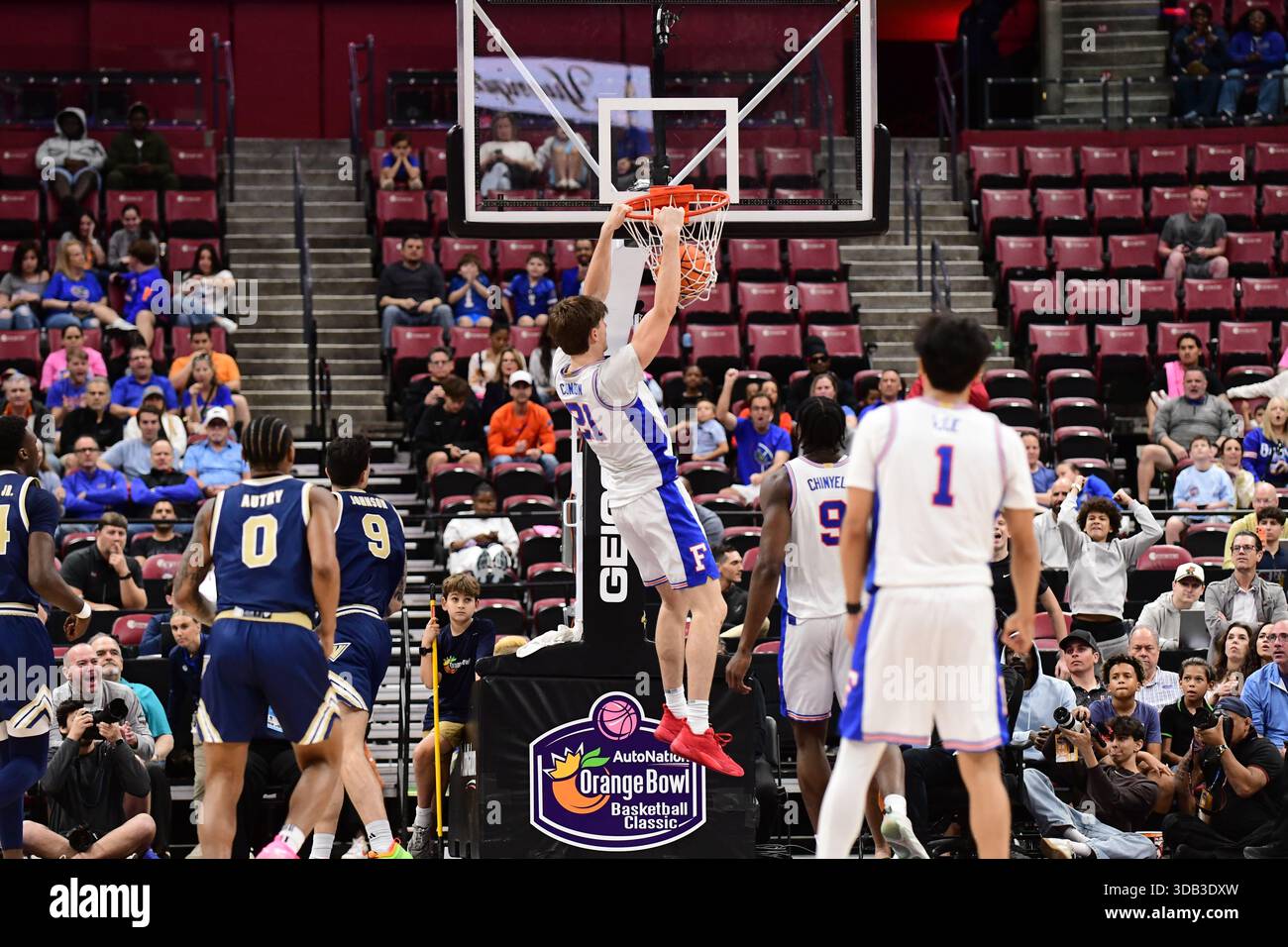 Florida Forward Alex Condon (21) dunks the basketball during the ...