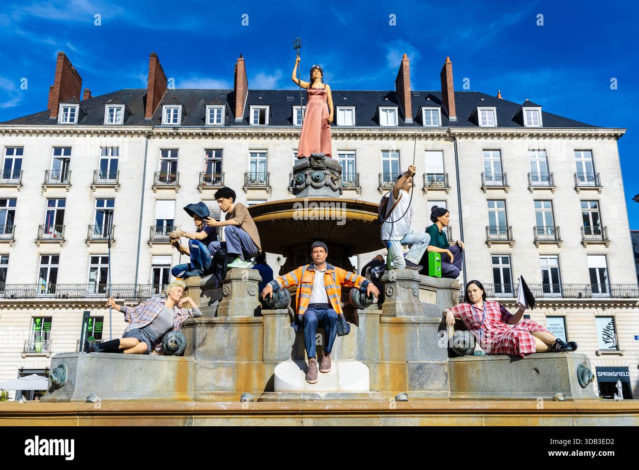 Hyper realistic statues by Willem de Haan at the Place Royale Fountain ...
