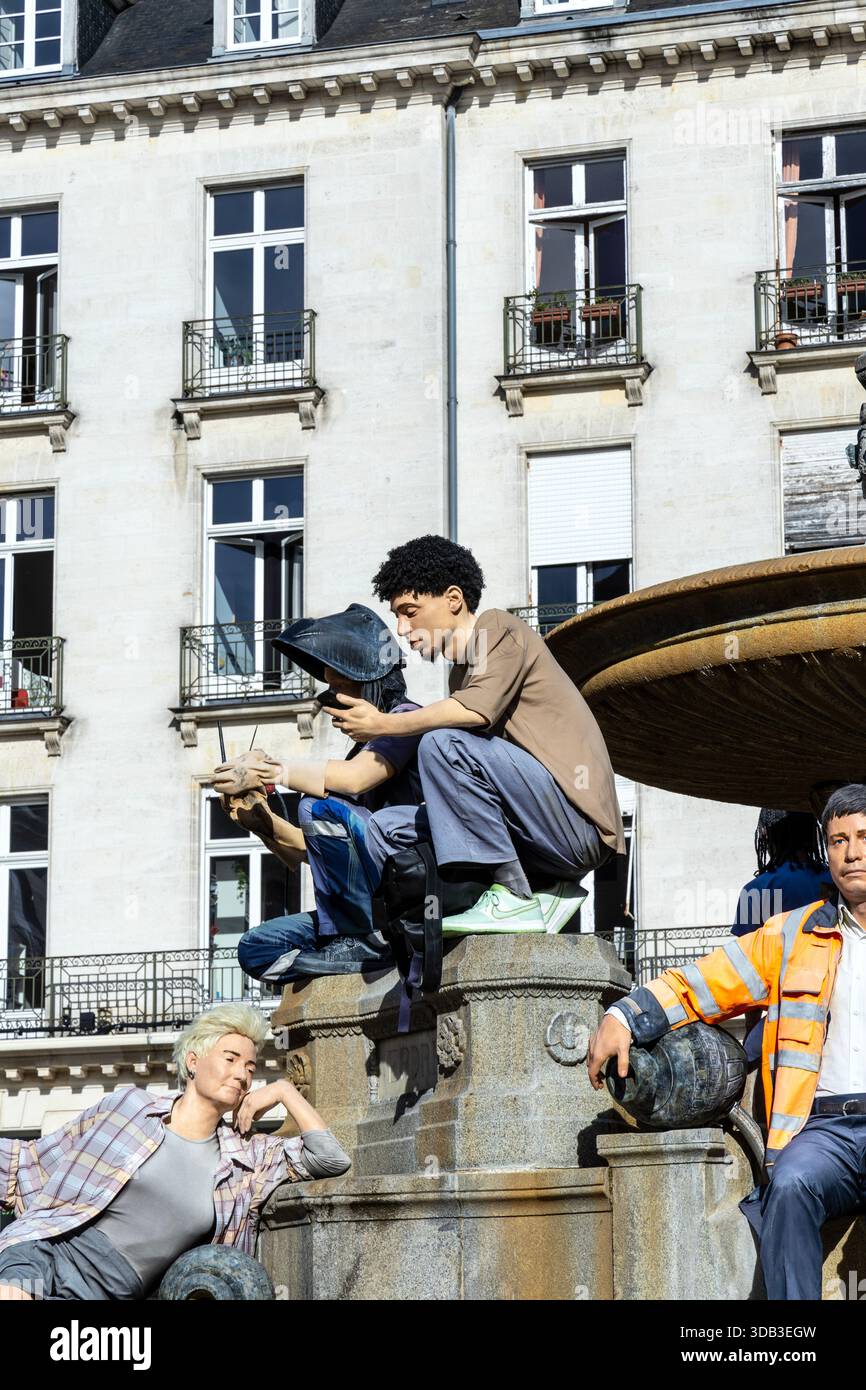 Hyper realistic statues by Willem de Haan at the Place Royale Fountain ...
