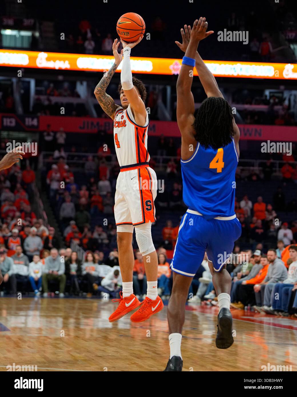 SYRACUSE, NY - DECEMBER 13: Syracuse Orange Guard Nate Kingz (4) shoots ...